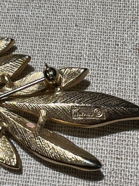 Brushed Gold Tone Signed Trifari Leaf Shaped Brooch - Gem