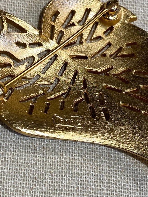 Signed Trifari Brushed Gold Tone Leaf Shaped Brooch - Gem