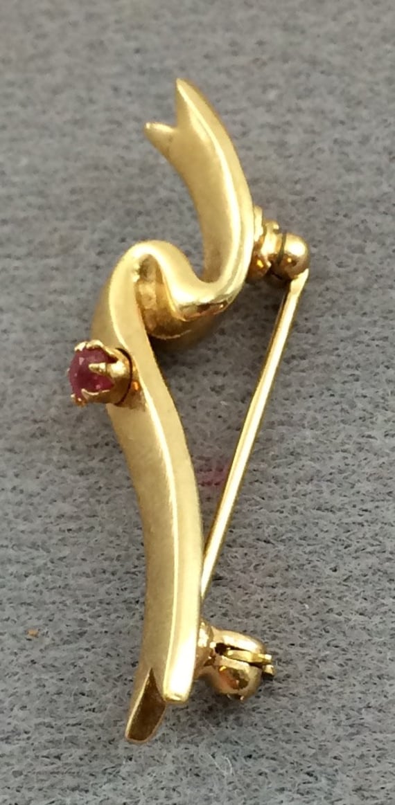 Vintage AVON 1983 Signed Ribbon Pin Brooch Ruby ~ Gol… - Gem