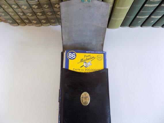 Collection of maps in black leather map holder bag wi… - Gem