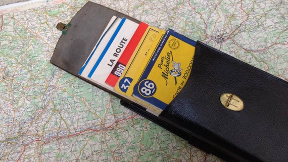 Collection of maps in black leather map holder bag wi… - Gem