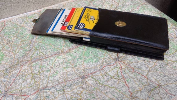 Collection of maps in black leather map holder bag wi… - Gem