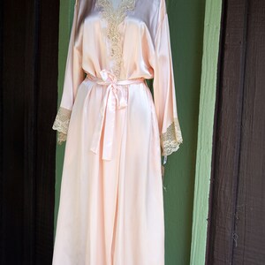 1990s Peach Satin Lace Trim Robe by Jones New York // 90s Pinky Peach ...