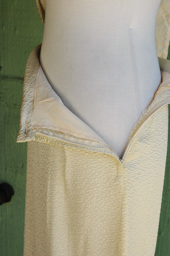 1960s Warm White Pale Yellow Crinkle Textured Shell a… - Gem