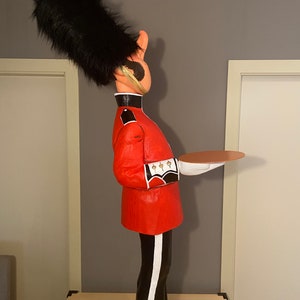 Britain's King's Guard, Buckingham Palace Guard Sculpture, Butler ...