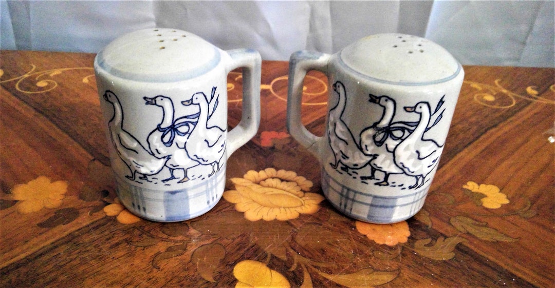 Vintage Louisville Stoneware, Gaggle of Geese Salt and Pepper Shakers ... Vintage Louisville Stoneware, Gaggle of Geese Salt and Pepper Shakers ...