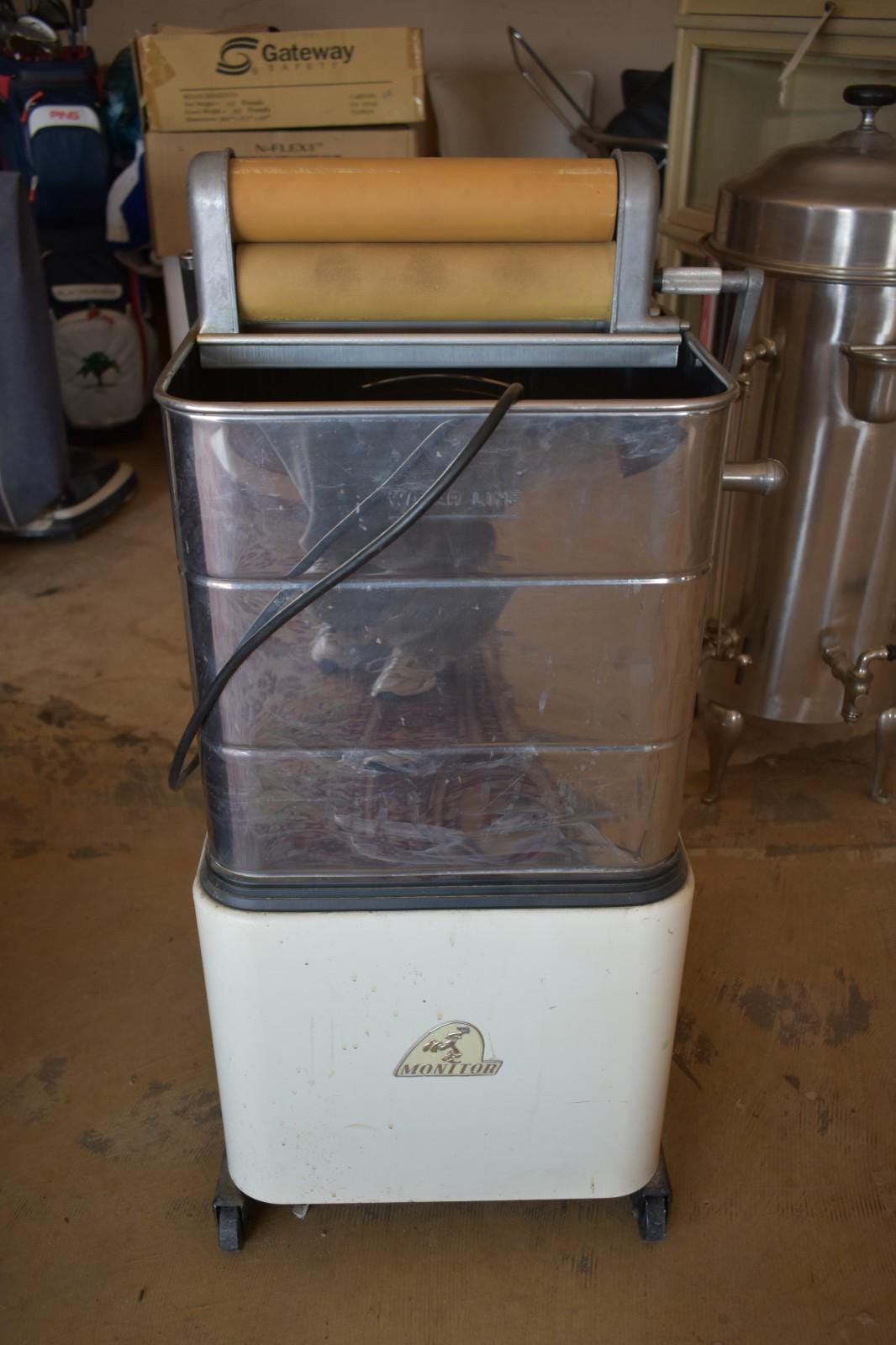 Vintage Monitor Wringer Washer Model 8165 1950s Rolling Electric ...