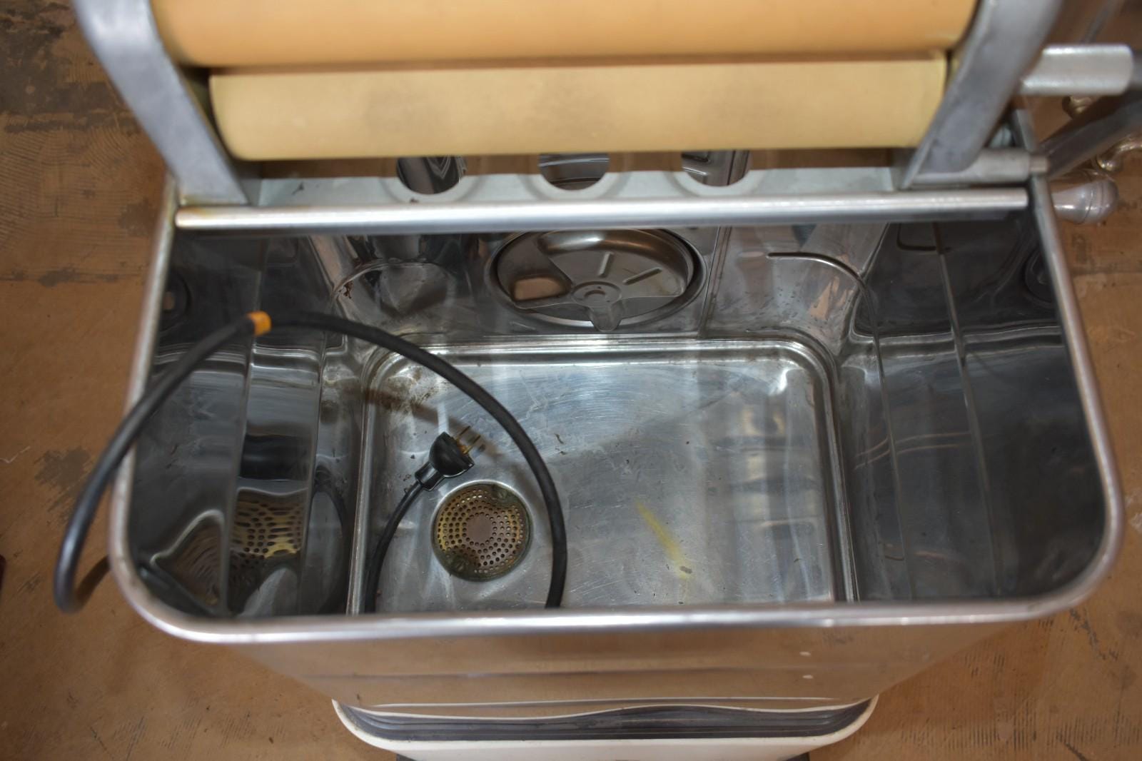 Vintage Monitor Wringer Washer Model 8165 1950s Rolling Electric ...
