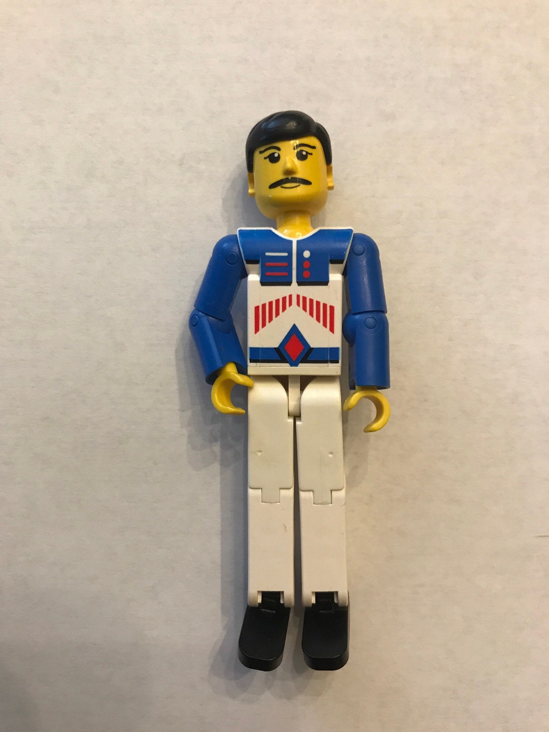 Vintage LEGO Technic Figure White Legs, White Top With Red Arrow-type ...