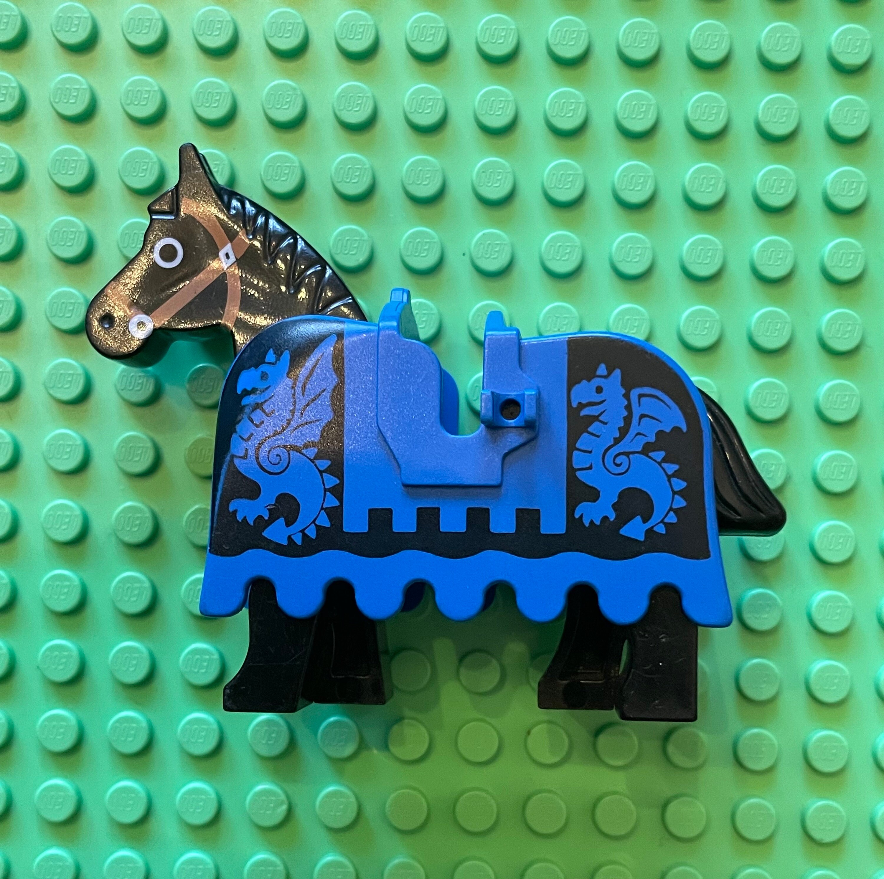 Lego MINIFIGURE Kingdom Vintage Horse Barding, With Black Horse With ...