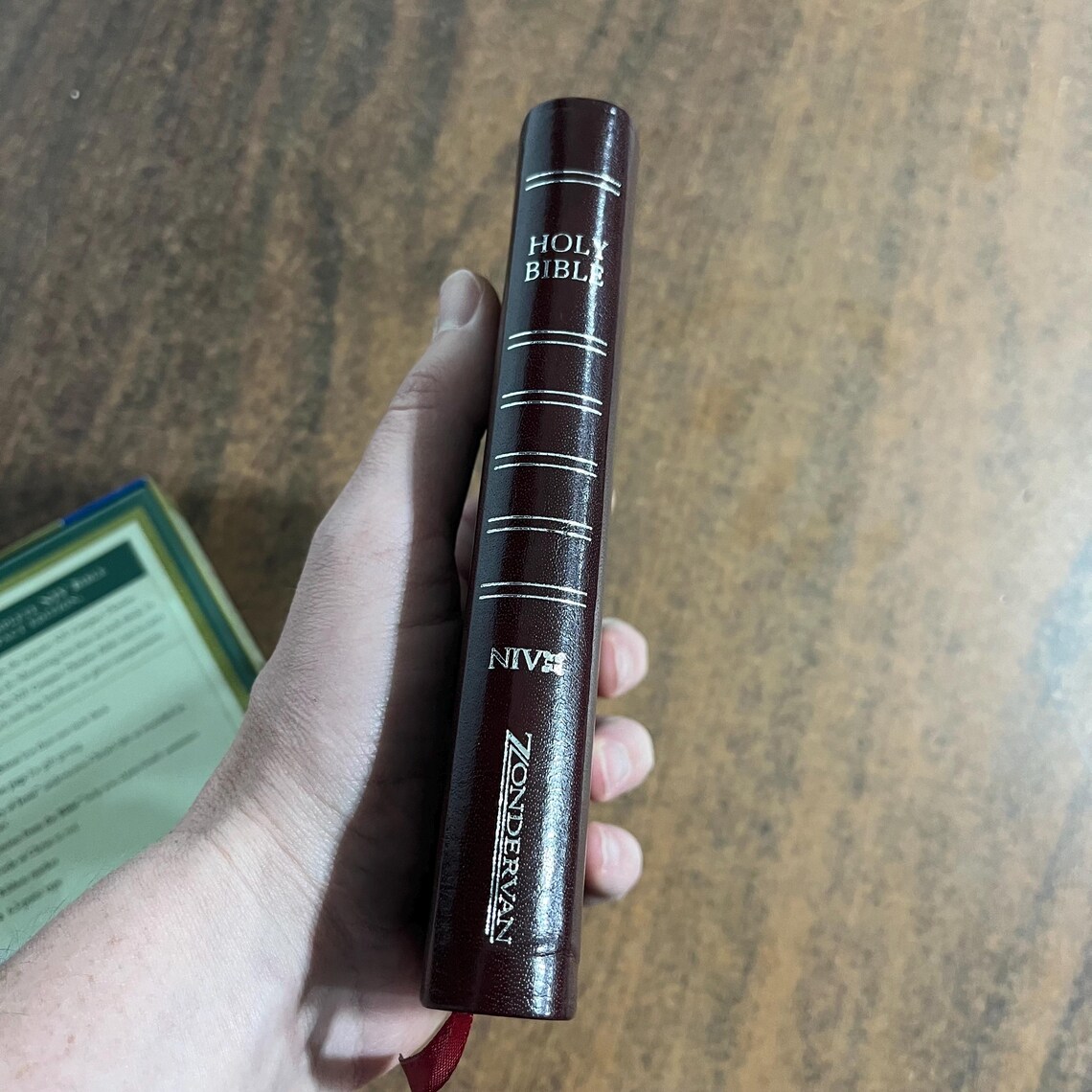NIV 1984 Compact Thinline Bible With Side Tab Closure - Burgundy Bonded ...