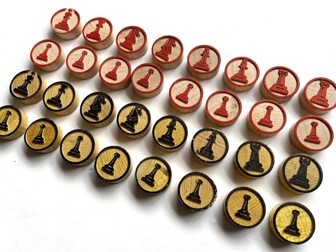 32 Vintage Round Chess Pieces, Complete Wooden Chess Set in Red and ...