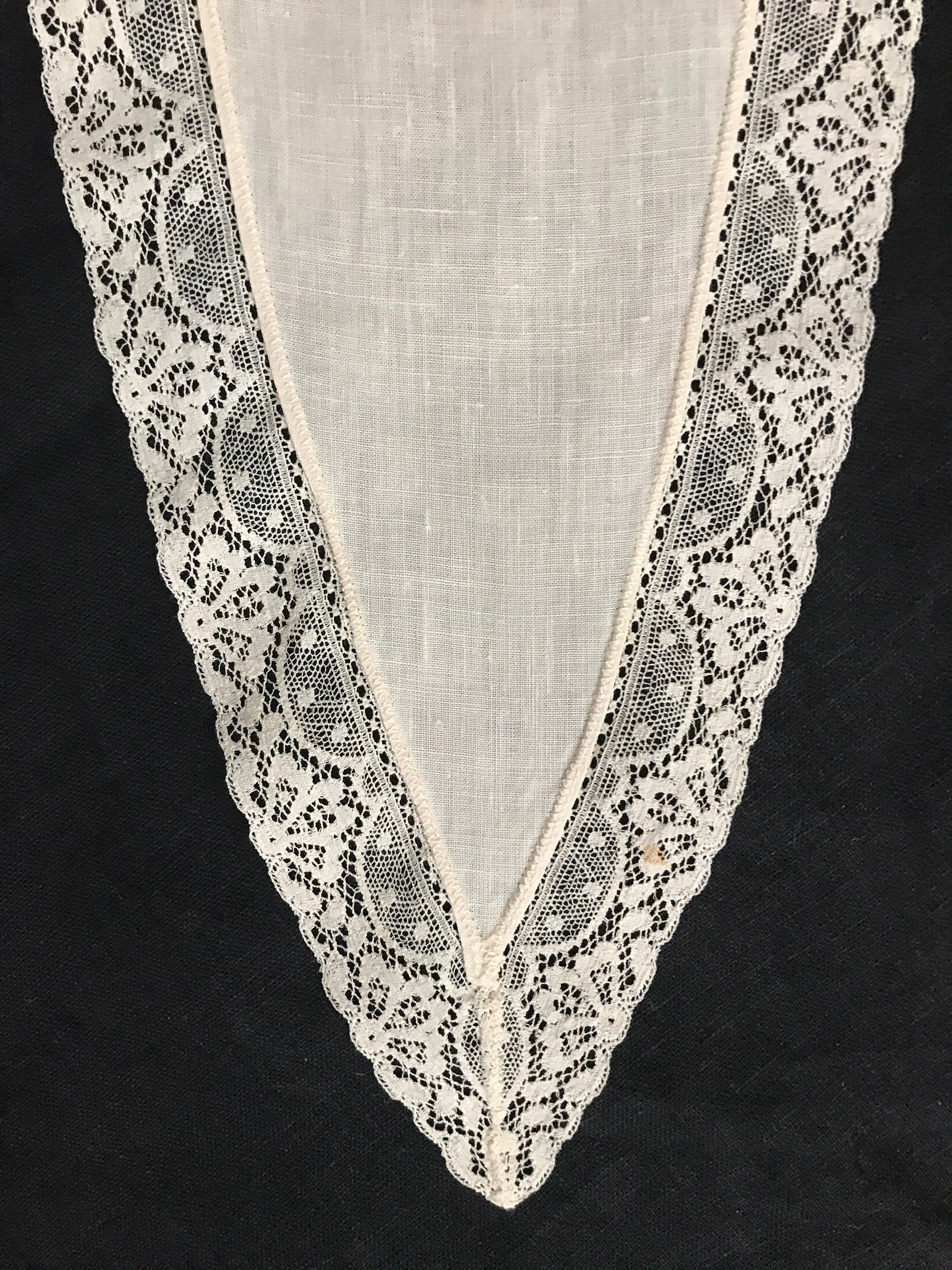 VTG Cream Linen Lace Neck Tie Scarf Cravat Lace Trim