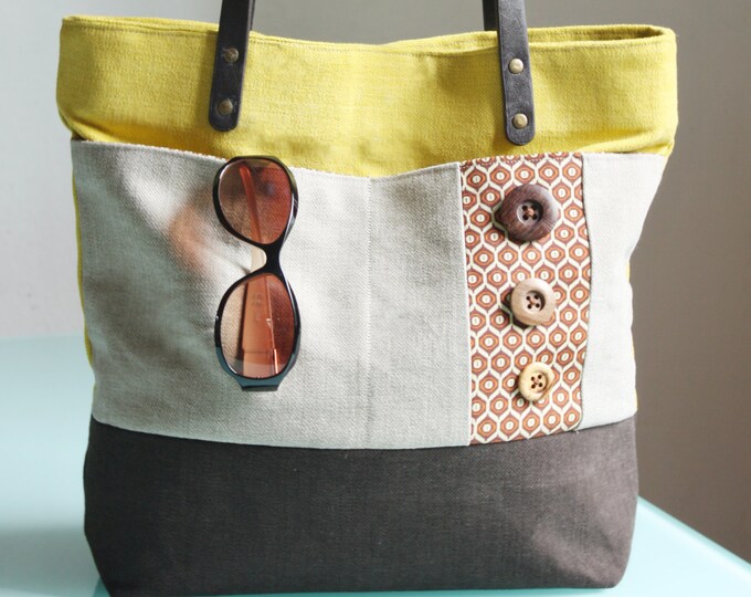 Borsa di stoffa gialla, beige e marrore con grande tasca frontale ...