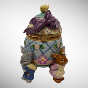 CWC Porcelain Happy Easter Trinket Box 4 Bunnies Rabbits Holding up an ...