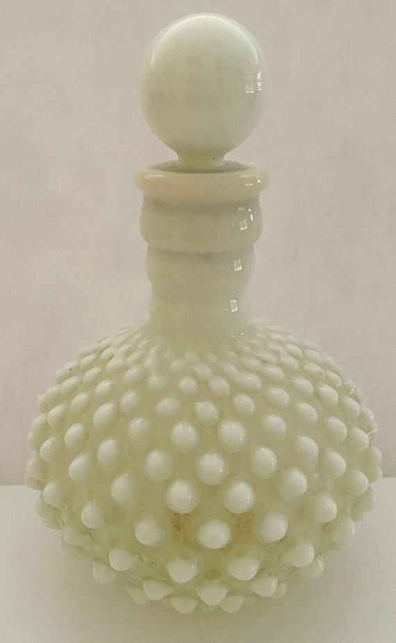 Early 1940s Sheer Milk Glass Perfume Bottle Wtopper Gem 5120