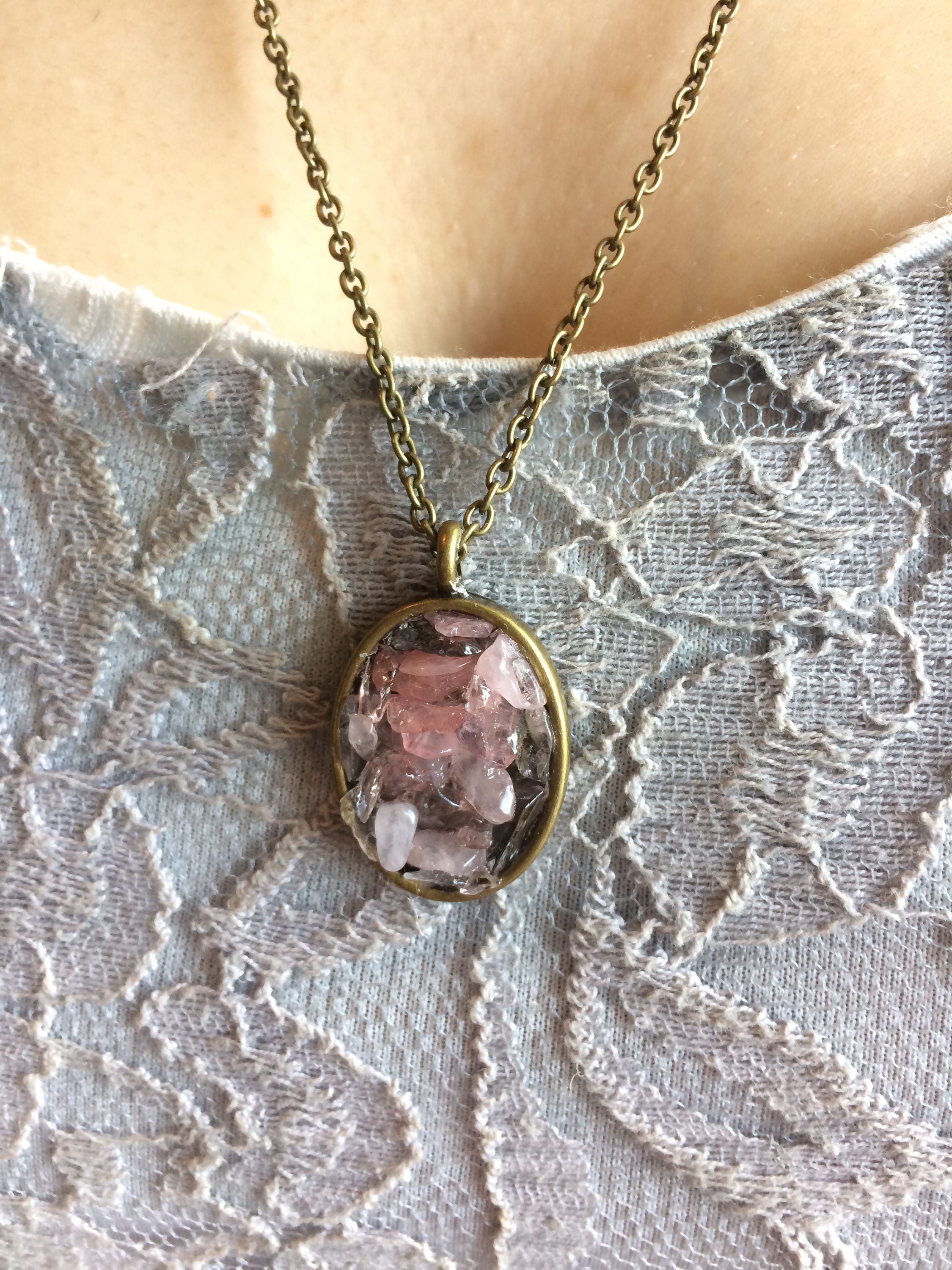 Cuarzo rosa y cristal oval colgante bronce en el collar de cadena ...