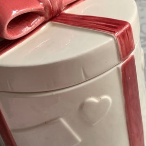 Beautiful! Ceramic Love Hearts Storage Box With Hand Painted Red Bow - Lovely Gift/ Bathroom ...