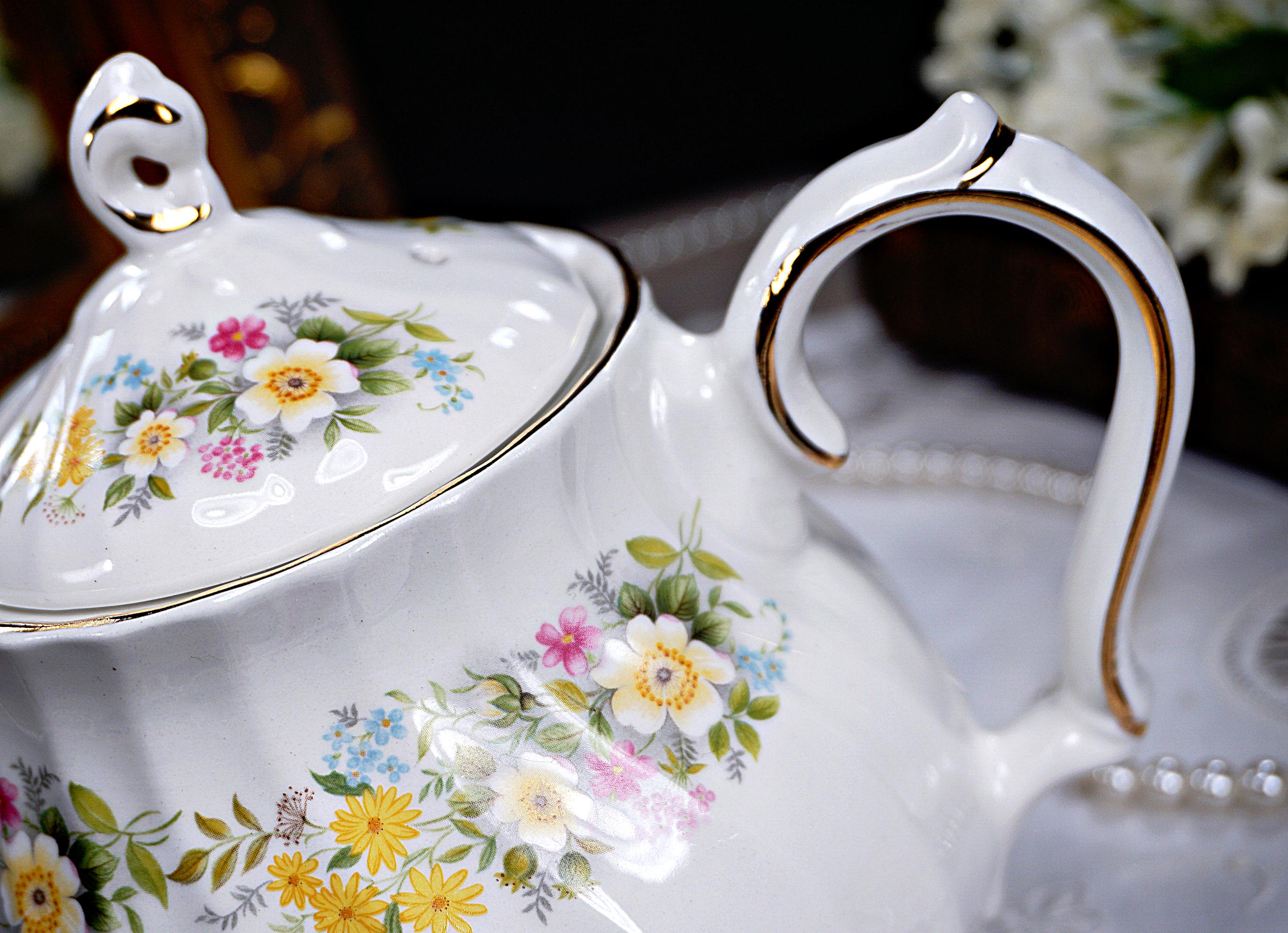 Lovely Sadler Swirl Teapot #3892, Yellow White Pink Daisies, Fancy Gold ...