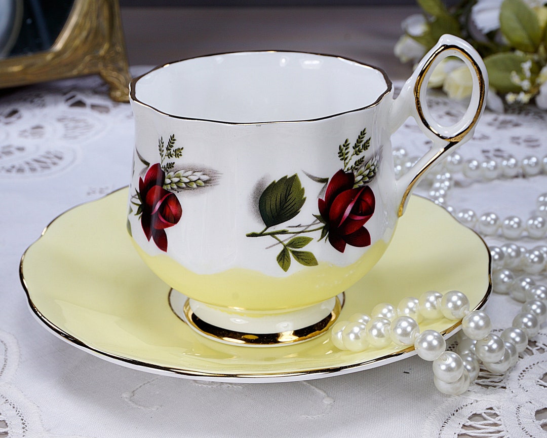 Elizabethan Tea Cup and Saucer, Yellow and White With Deep Red Roses ...