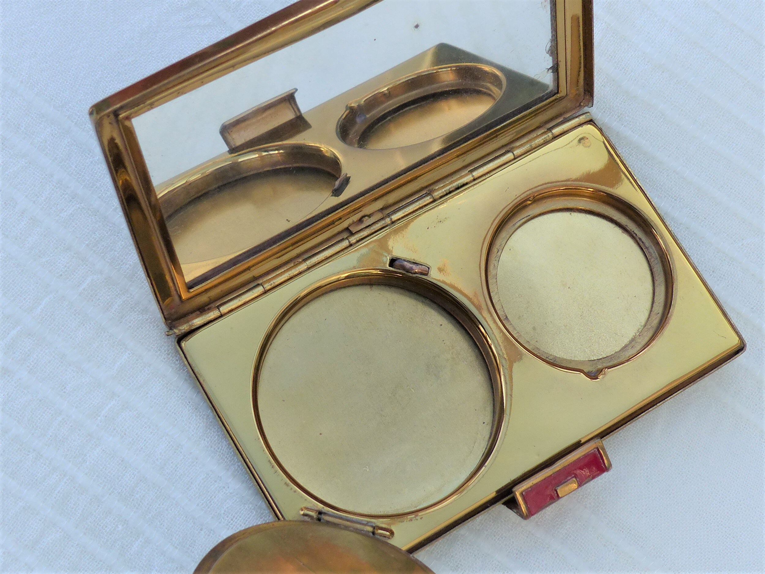 YARDLEY - Vintage 1940s Lacquered Brass Powder / Rouge Compact With ...
