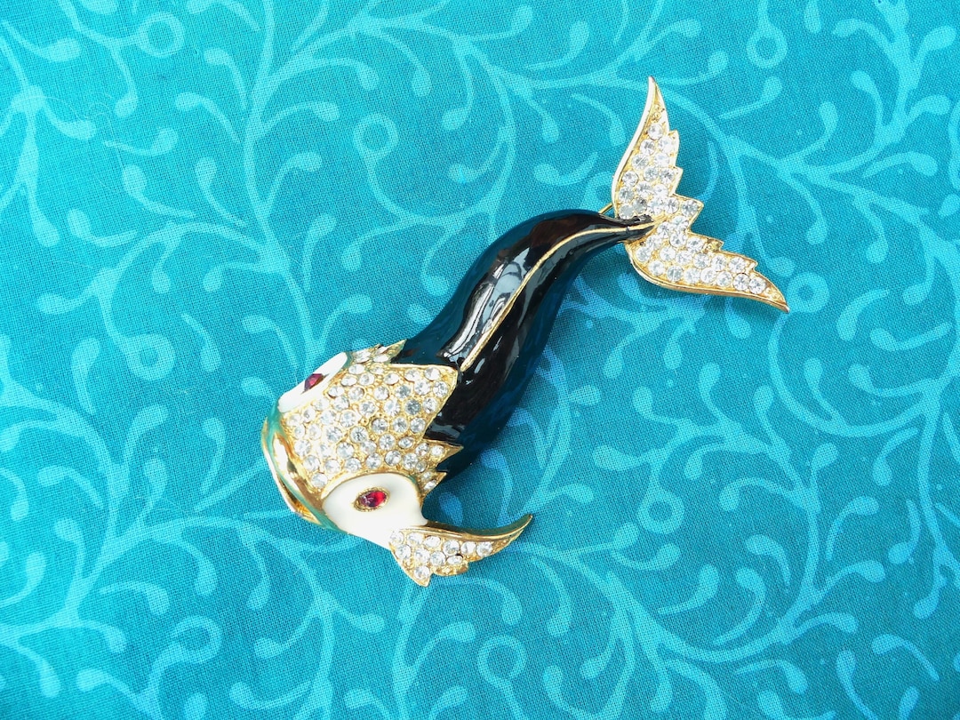 Vintage années 1980 Émail noir plaqué or et broche de poisson nageur en ...