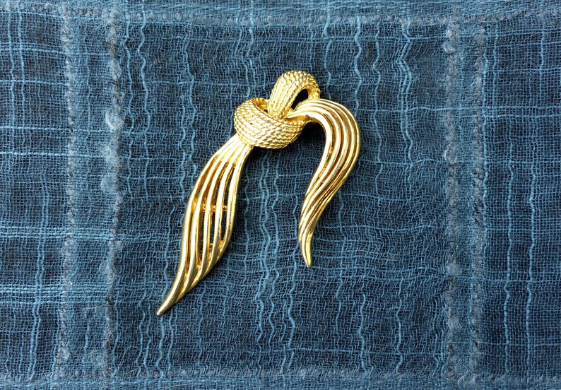 SPHINX Gold-tone Bundle of Ribbons Brooch, Design No. A2127, Vintage ...