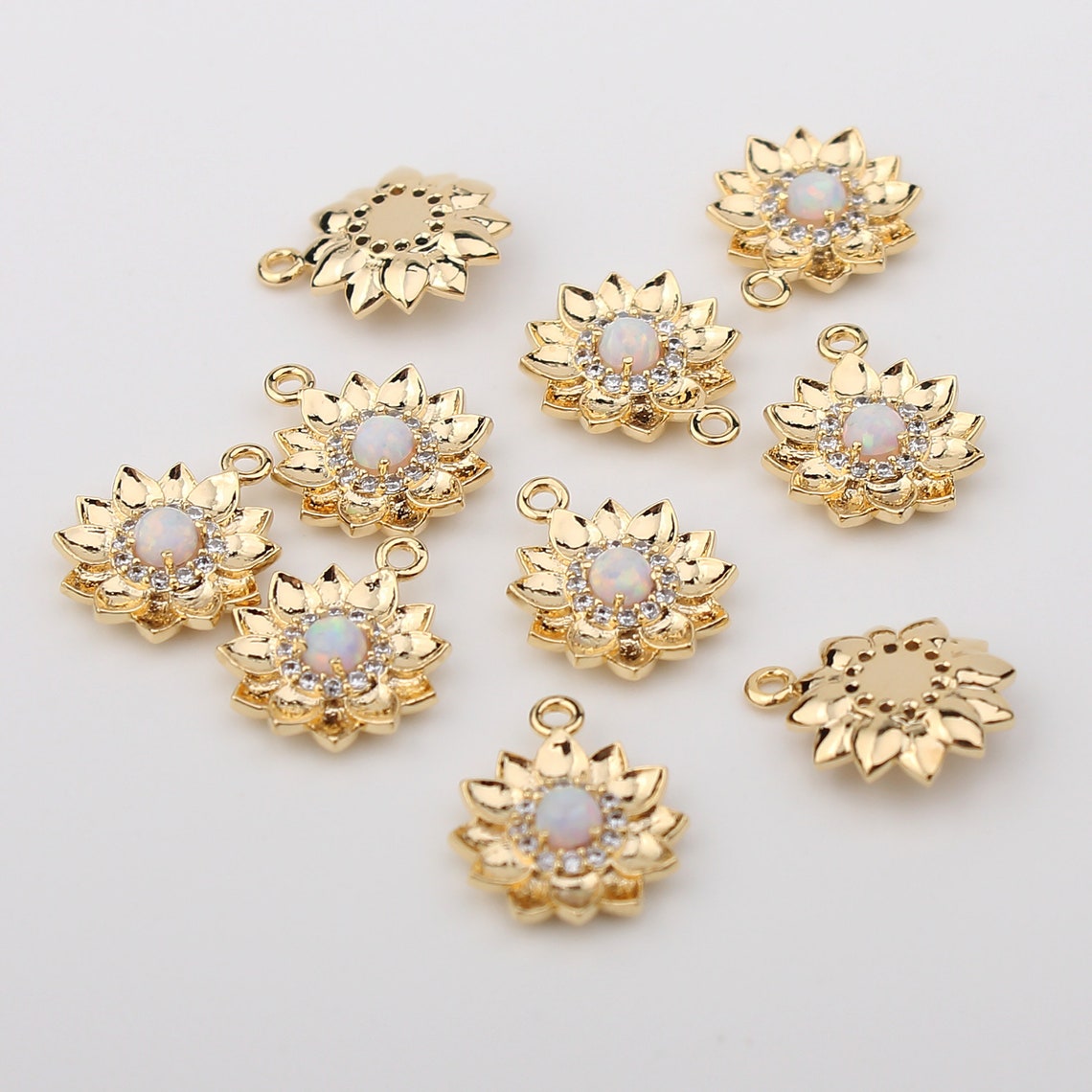 1PCS Flor de loto de oro delicado con ópalo encantos | Etsy