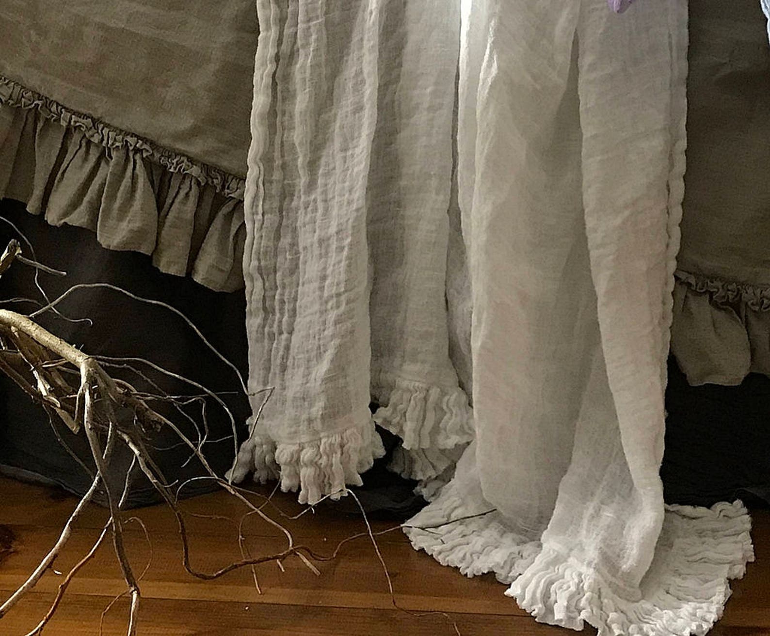 Ruffled Linen Coverlet Sisi – Shabby Chic Vintage Blanket (90x90