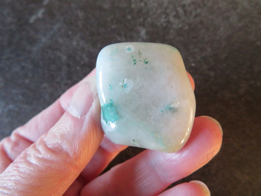 Hermosa dioptasa en cuarzo (28,0 gramos / 31 mm) Piedra pulida natural ...
