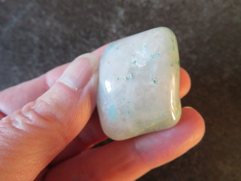 Hermosa dioptasa en cuarzo (28,0 gramos / 31 mm) Piedra pulida natural ...