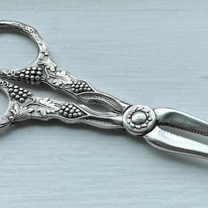 Gorgeous Elegant Vintage GRAPE VINE Small Silver Plate Repousse Ornate ...
