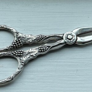 Gorgeous Elegant Vintage GRAPE VINE Small Silver Plate Repousse Ornate ...