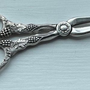 Gorgeous Elegant Vintage GRAPE VINE Small Silver Plate Repousse Ornate ...