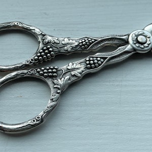 Gorgeous Elegant Vintage GRAPE VINE Small Silver Plate Repousse Ornate ...