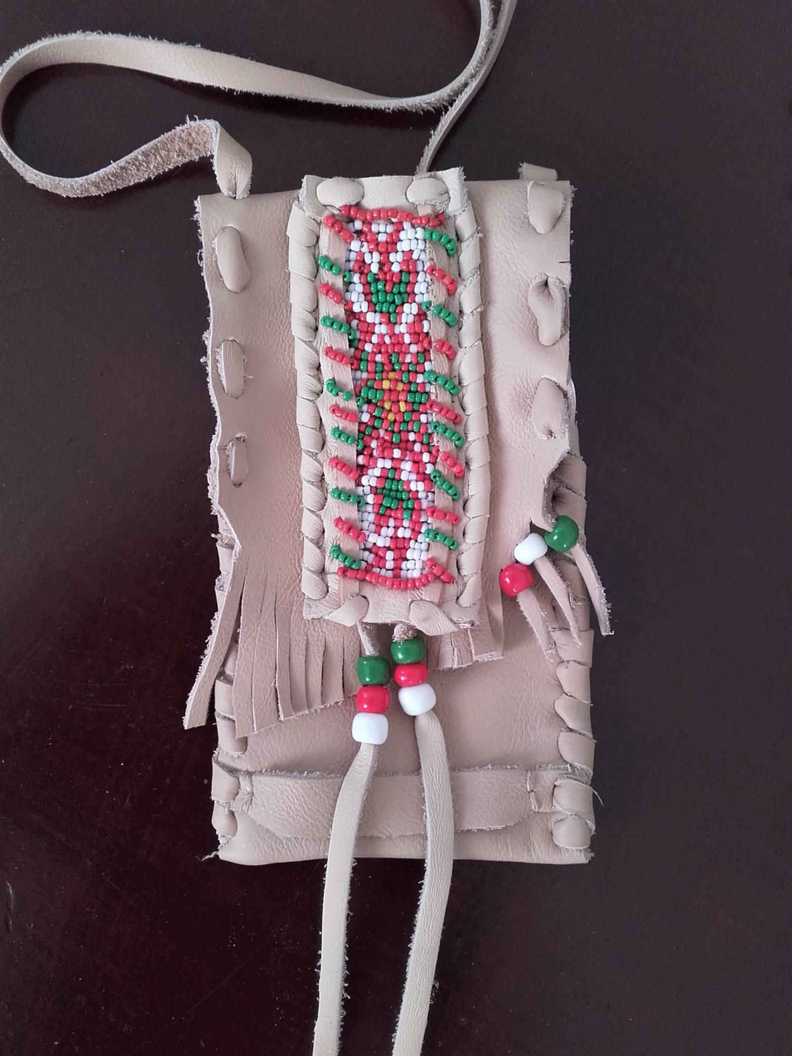 Sac médecine / sac de souhait cuir beige perlage vert rouge et blanc ...