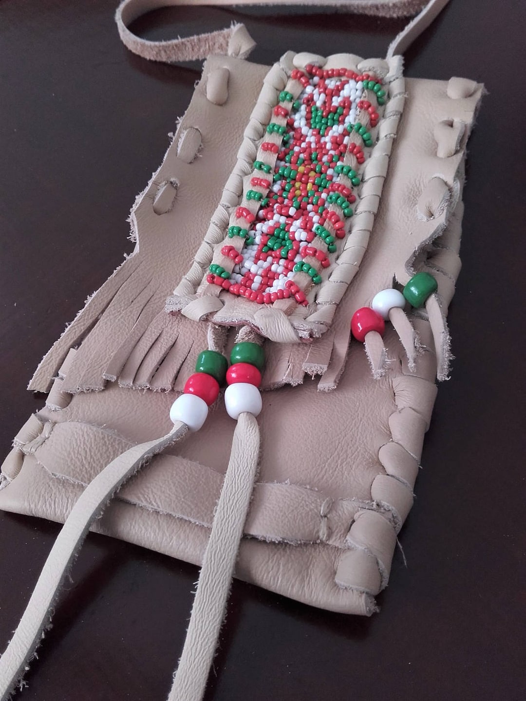 Sac médecine / sac de souhait cuir beige perlage vert rouge et blanc ...