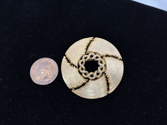 Vintage Lisner Brooch. Gold Tone, Round Brooch. Disc … - Gem