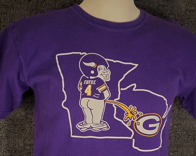 Minnesota Vikings Brett Favre Peeing on Green Bay Packers Tee Shirt ...