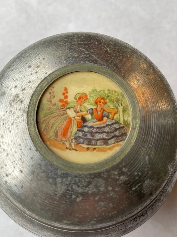 Vintage 1930’s Art Deco Powder Puff Music Box Round M… - Gem