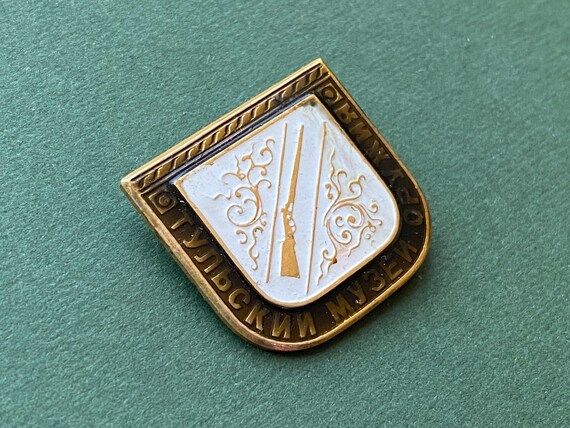 Weapons Museum. Rifle pin, Vintage collectible badge,… - Gem