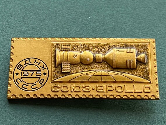 Soyuz-Apollo Pin. Vintage collectible badge, Soviet V… - Gem