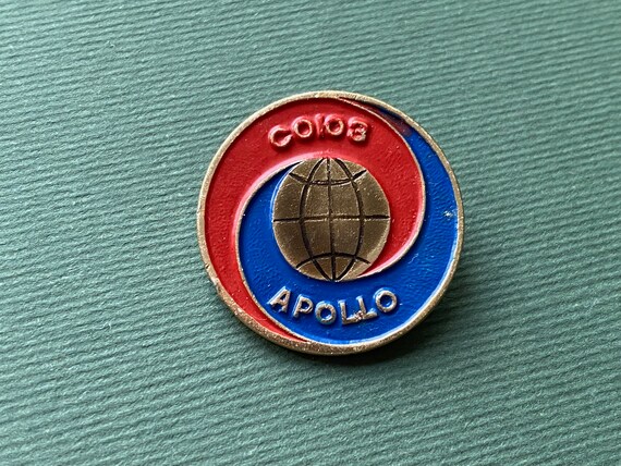 Soyuz-Apollo Pin. Vintage collectible badge, Soviet V… - Gem