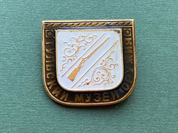Weapons Museum. Rifle pin, Vintage collectible badge,… - Gem