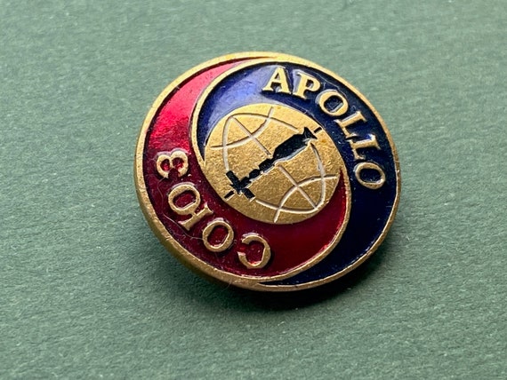 Soyuz-Apollo Pin. Vintage collectible badge, Soviet V… - Gem