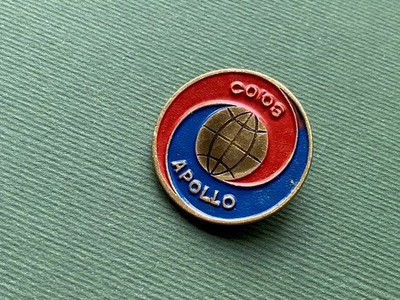 Soyuz-Apollo Pin. Vintage collectible badge, Soviet V… - Gem