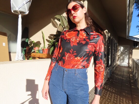 1970s Rose Top Black Red Oversized Floral Roses Print… - Gem