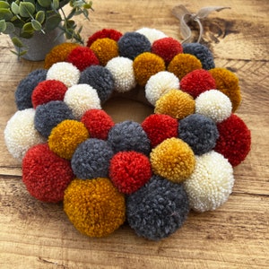 Autumn / Fall Pom Pom Wreath in Gorgeous Fall Colours - Perfect Autumn ...
