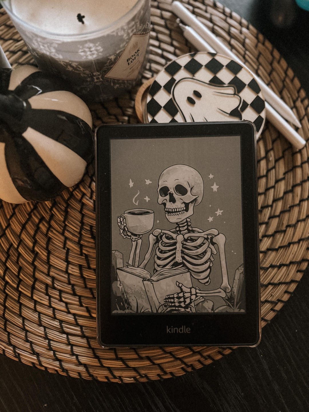 Kindle Paperwhite Full Screen Lock Screen - Skeleton Coffee and Book - Etsy