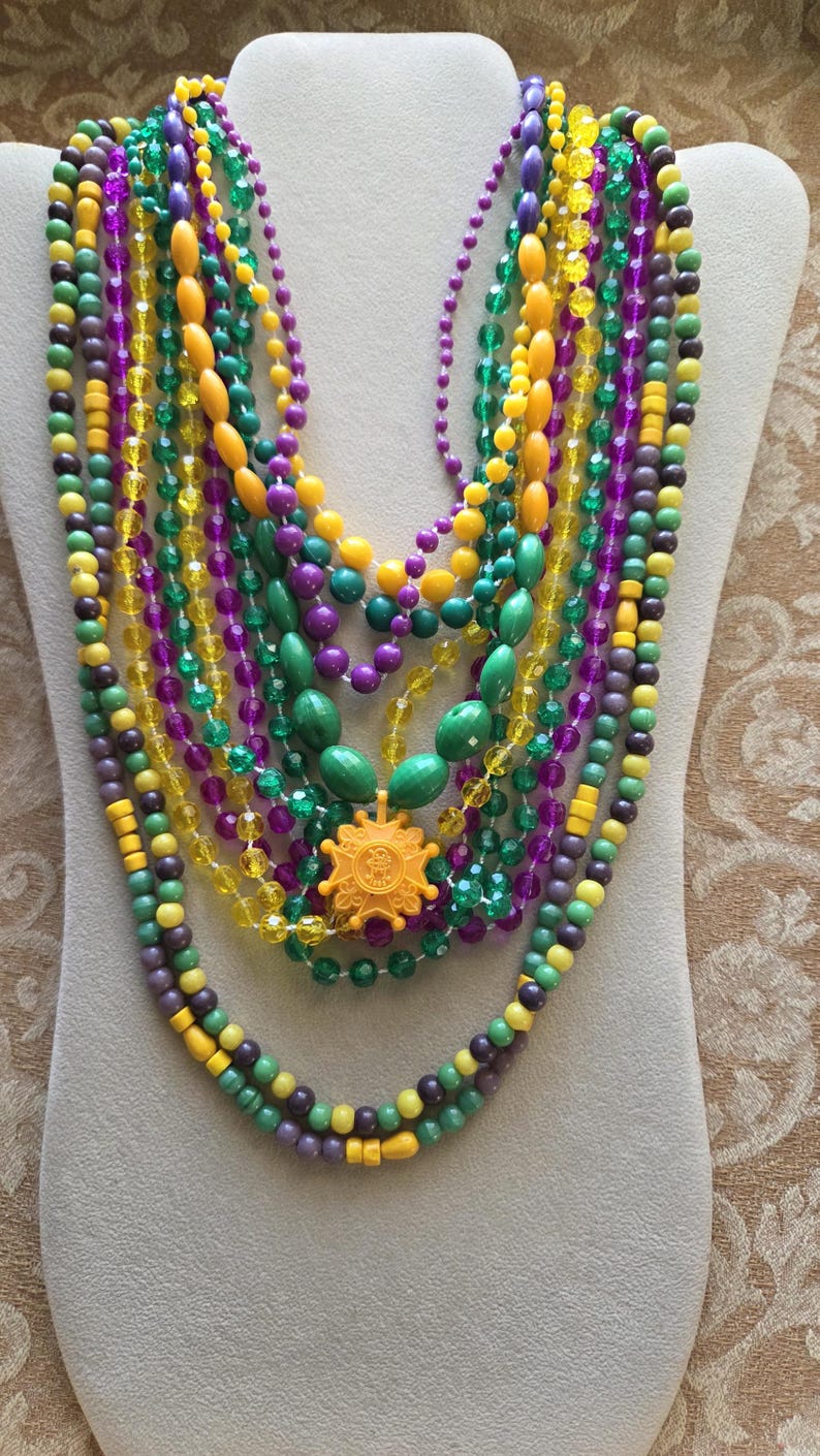 TP42 Mix of New Orleans Mardi Gras Bead Styles From Various Parades ...